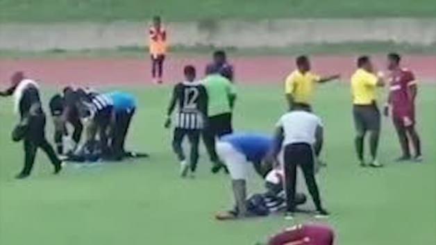Maç esnasında inanılmaz olay Sahaya yıldırım düştü Video 7