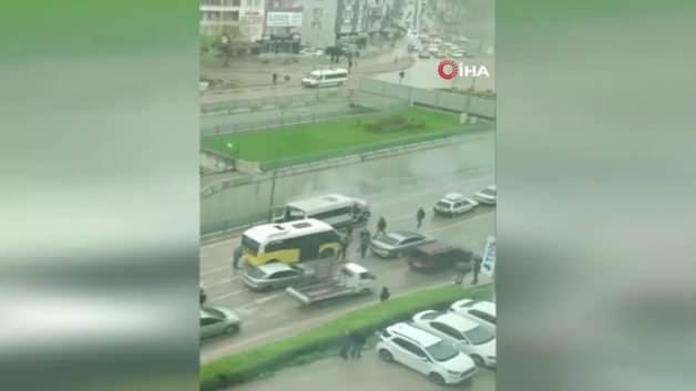 Bursa’da servis minibüsü alev alev yandı, işçiler canlarını zor ...