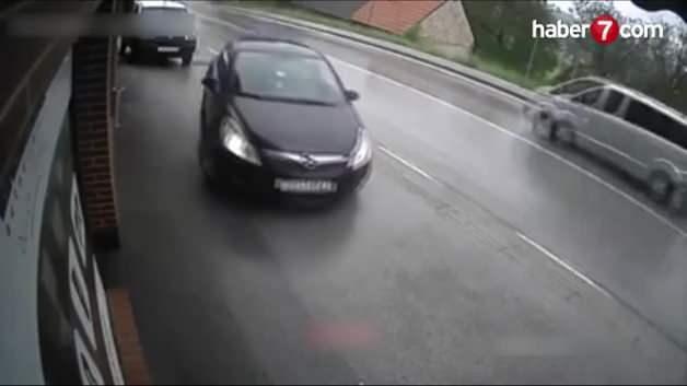 Arabanın el frenini çekmeyi unutunca olanlar oldu! - Video 7 Arabanın el frenini çekmeyi unutunca olanlar oldu! - Video 7