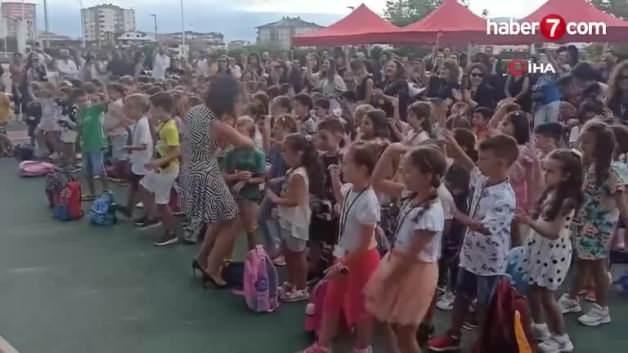 Mini Mini Birler Okula Dans Ederek Başladı Video 7