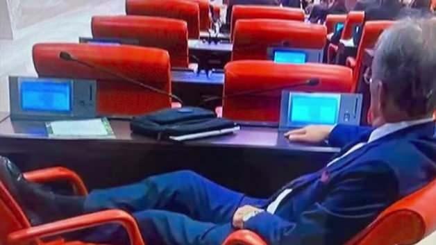 İYİ Partili Ahat Andican'ın TBMM'deki fotoğrafı tepki çekti... - Video 7