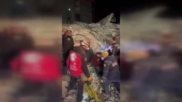 Hatay'da depremin 260. saatinde 14 yaşındaki çocuk enkazdan sağ ... Hatay'da depremin 260. saatinde 14 yaşındaki çocuk enkazdan sağ ...