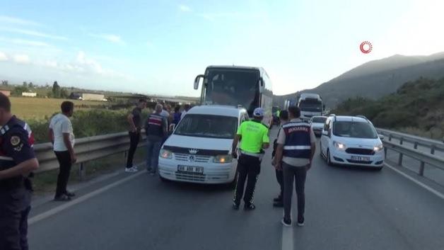 Tatilden dönen jandarma personeli otobüsten indirilmeye çalışan kadını ...