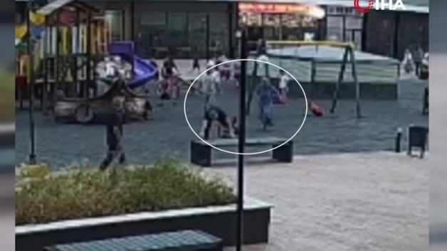Cani adam parkta oynayan çocukları yerden yere vurdu! - Video 7