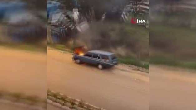 Alev alev yanan aracını kovayla su döküp söndürdü - Video 7