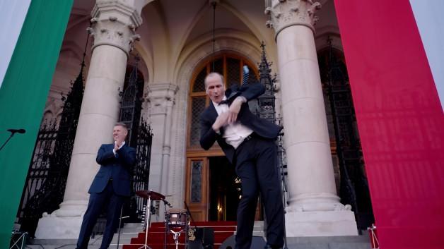 Macaristan'da yemin törenine Sağlık Bakanı adayının dansı damga vurdu ...