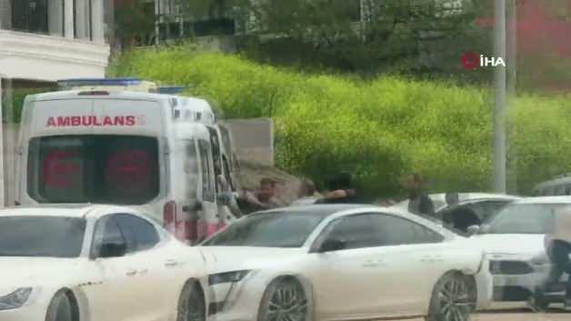 Şantiyede 5 yaralının olduğu sopalı kavga: Ambulanstaki yaralıya ...