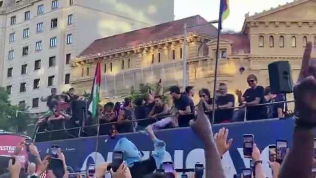 Lamine Yamal şampiyonluk kutlamalarında Filistin bayrağı açtı - Video 7