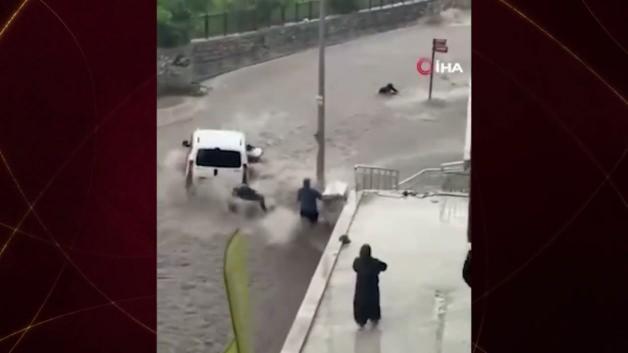 Ankara'yı sel vurdu, vatandaşlar suda sürüklendi! O anlar kamerada ...
