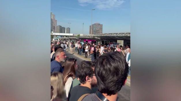 Uzunçayır durağında bitmeyen çile: Metrobüs yine arızalandı - Video 7