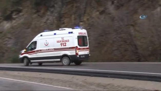 Ters dönen otomobilden sağ çıktılar: 2 yaralı - Video 7