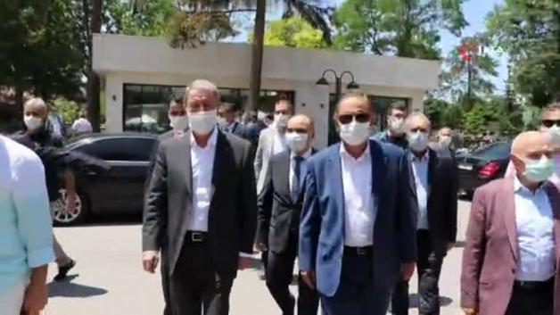 Bakan Akar’a vatandaşlardan sevgi seli: "Allah sizlerden razı olsun ...