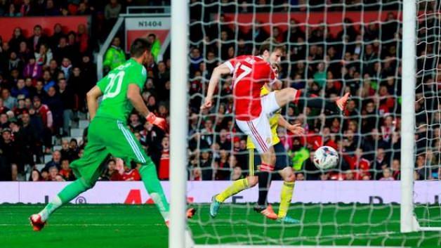 Daley Blind'ten kendi kalesine hayrete düşüren gol! - Video 7