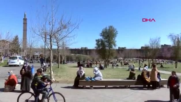 Diyarbakır'da tedirgin eden kalabalık! Anonslara rağmen... - Video 7 Diyarbakır'da tedirgin eden kalabalık! Anonslara rağmen... - Video 7