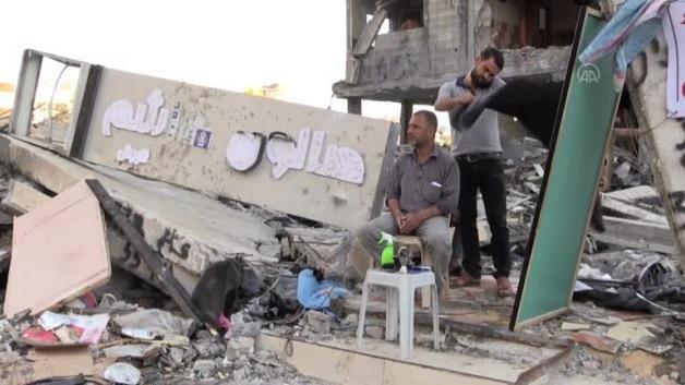 Gazze'de Filistinli berber mesleğini enkazın üzerinde icra ediyor - Video 7