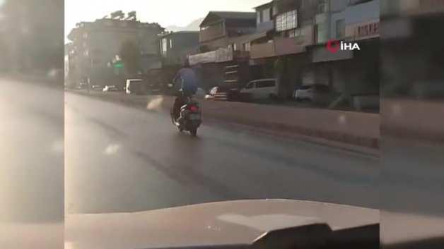 Seyir halindeki motosikletin üzerinde ayağa kalkıp ölüme meydan okudu ... Seyir halindeki motosikletin üzerinde ayağa kalkıp ölüme meydan okudu ...