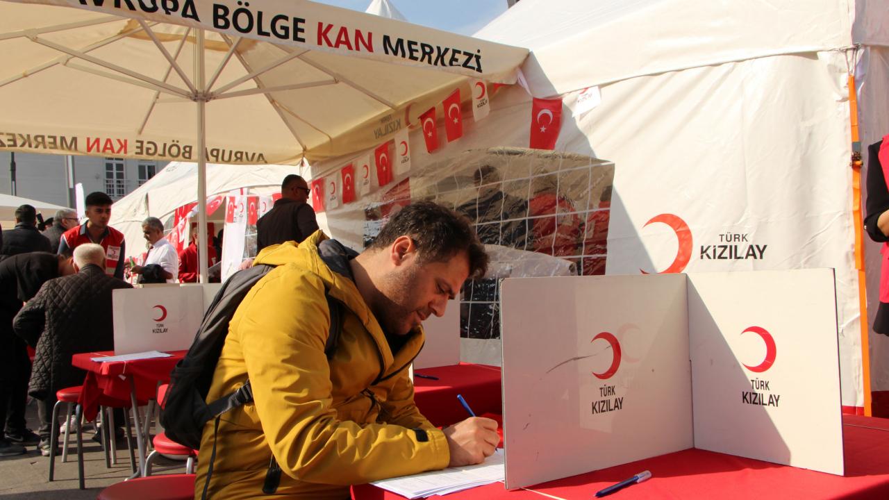 Vali Yerlikaya da katıldı... İstanbul'da kan bağışı rekor denemesi ... Vali Yerlikaya da katıldı... İstanbul'da kan bağışı rekor denemesi ...