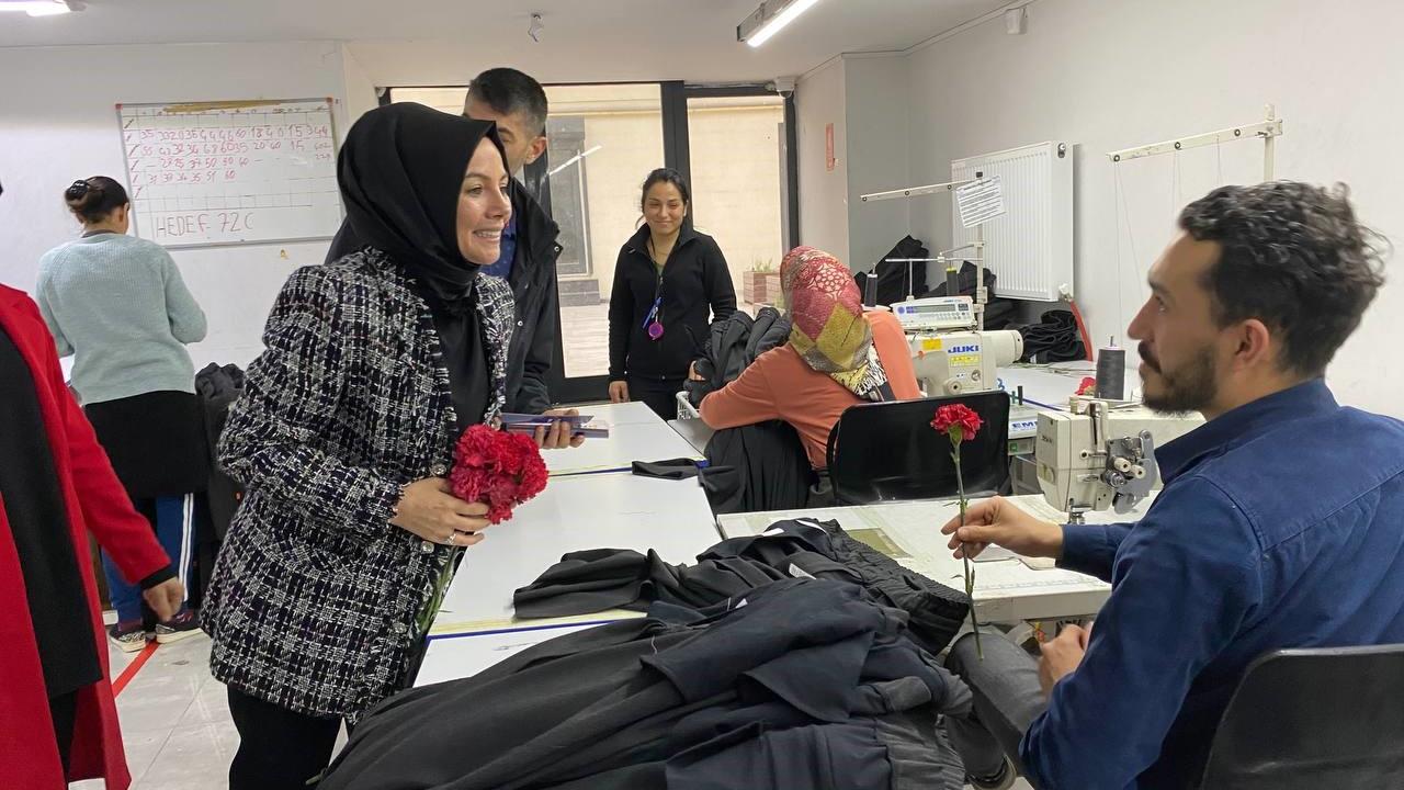 AK Parti vekil adayları Behiye Eker ve Ebru Saraçoğlu işçilerle buluştu ...