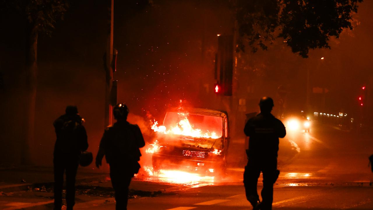Fransa’da silah mağazası yağmalandı - Haber 7 DÜNYA Fransa’da silah mağazası yağmalandı - Haber 7 DÜNYA