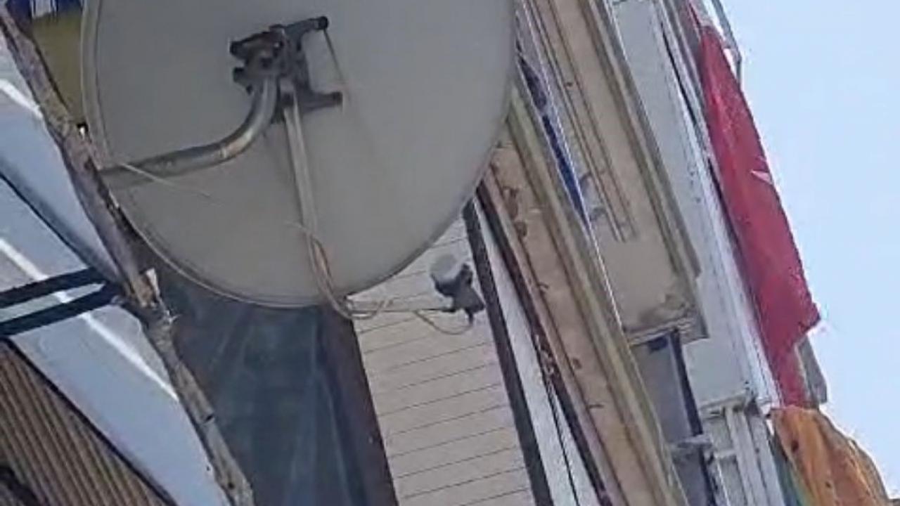 İzmir'de bir mahalleyi karıştıran adam! 6. kattan eline ne geçtiyse ...