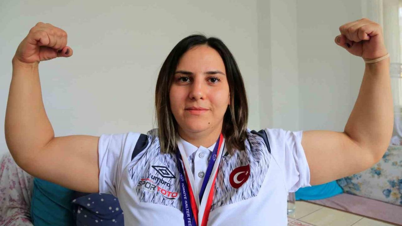 Simge Elif Poyraz’ın kolları engel tanımıyor! Kendi kilosunun 1,5 ...