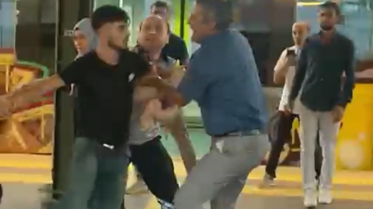 Pendik Marmaray'da 2 grup arasındaki kavga kamerada - Haber 7 GÜNCEL