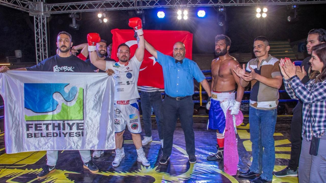 "Türk Tyson" lakaplı boksör Hintli rakibini yere serdi: 12'nci nakavt ...