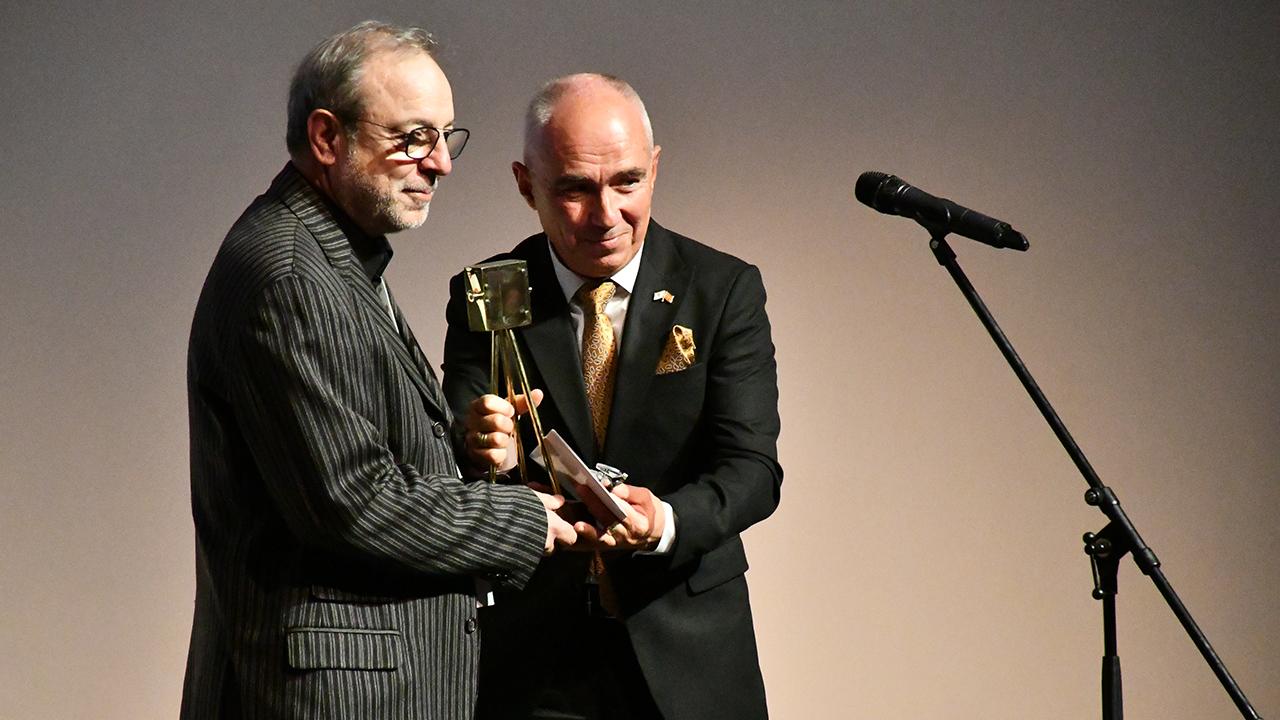 Türk sinemasının onur gününde Gazze unutulmadı... Semih Kaplanoğlu özel ödülün sahibi oldu ...