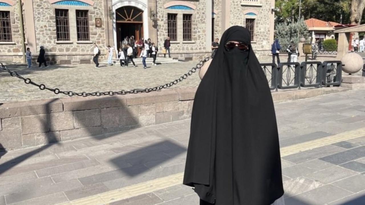 Çarşaf giyen erkek, sokaklarda dolaşmıştı: Gözaltına alındı! - Haber 7 ...