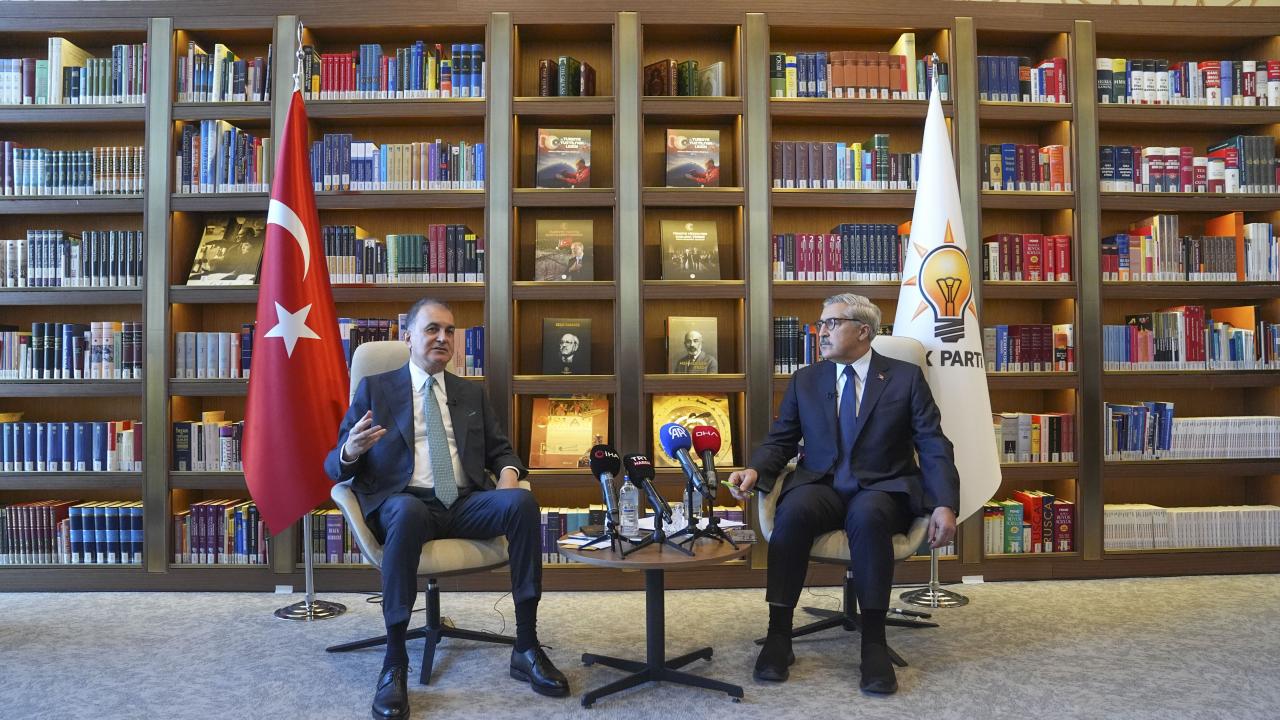 AK Parti'de "Kütüphane Sohbetleri" programının ilk konuğu Ömer Çelik ...