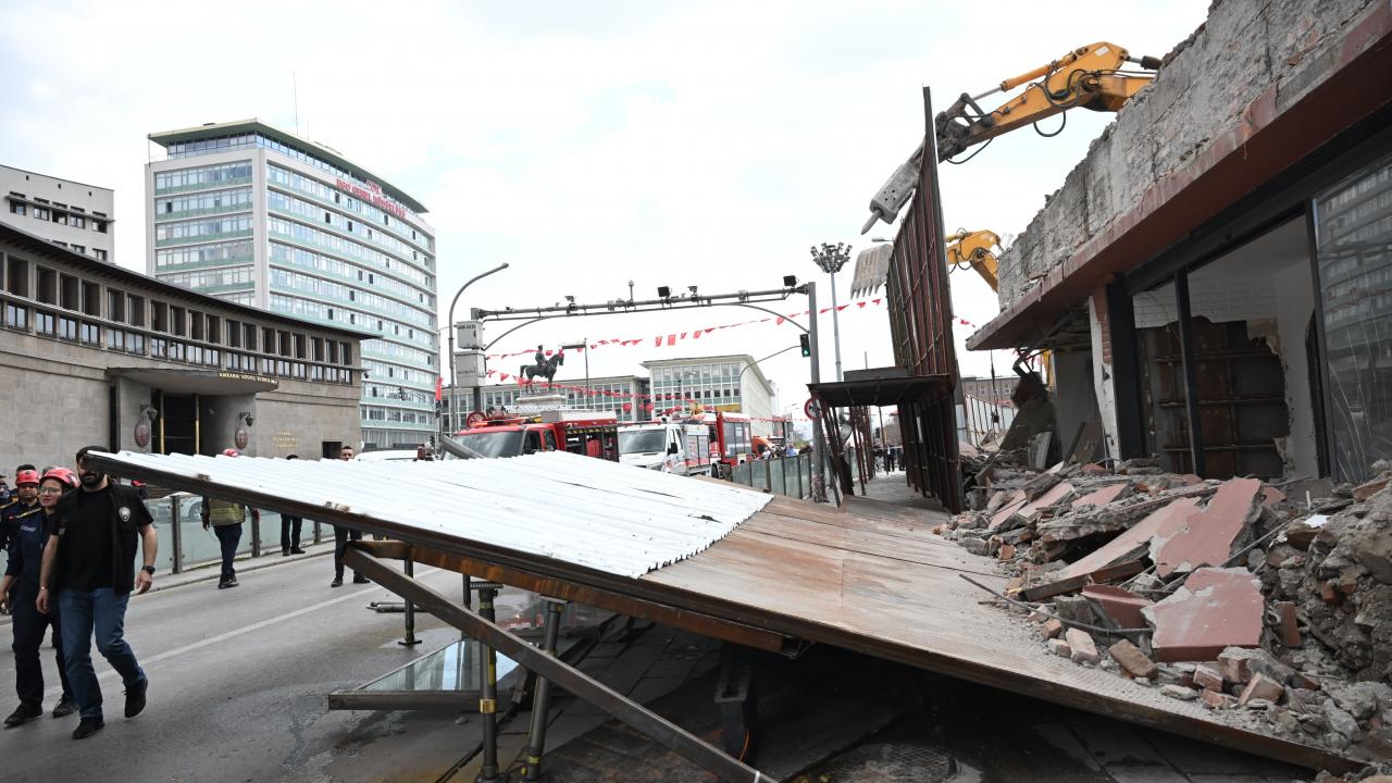 Ankara'da binanın önündeki platform yıkıldı: 3 yaralı - Haber 7 GÜNCEL