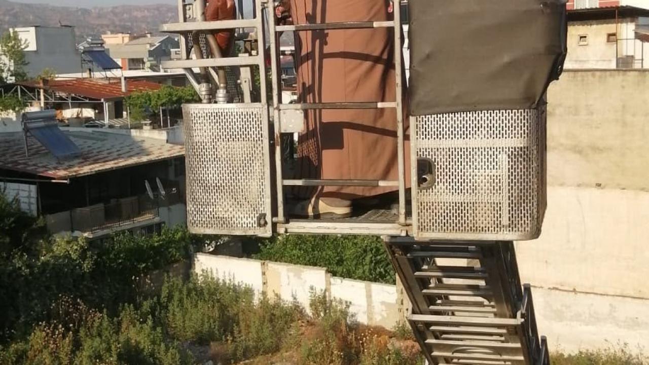 Asansörde mahsur kalan Altun nene kurtarılınca dua etti - Haber 7 ÜLKE ...
