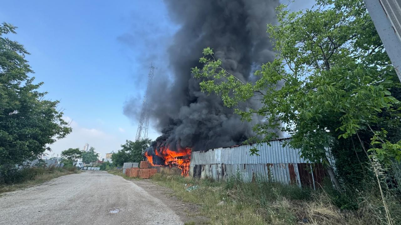 Bursa'da boya fabrikasında büyük yangın: Çok sayıda ekip bölgede ...