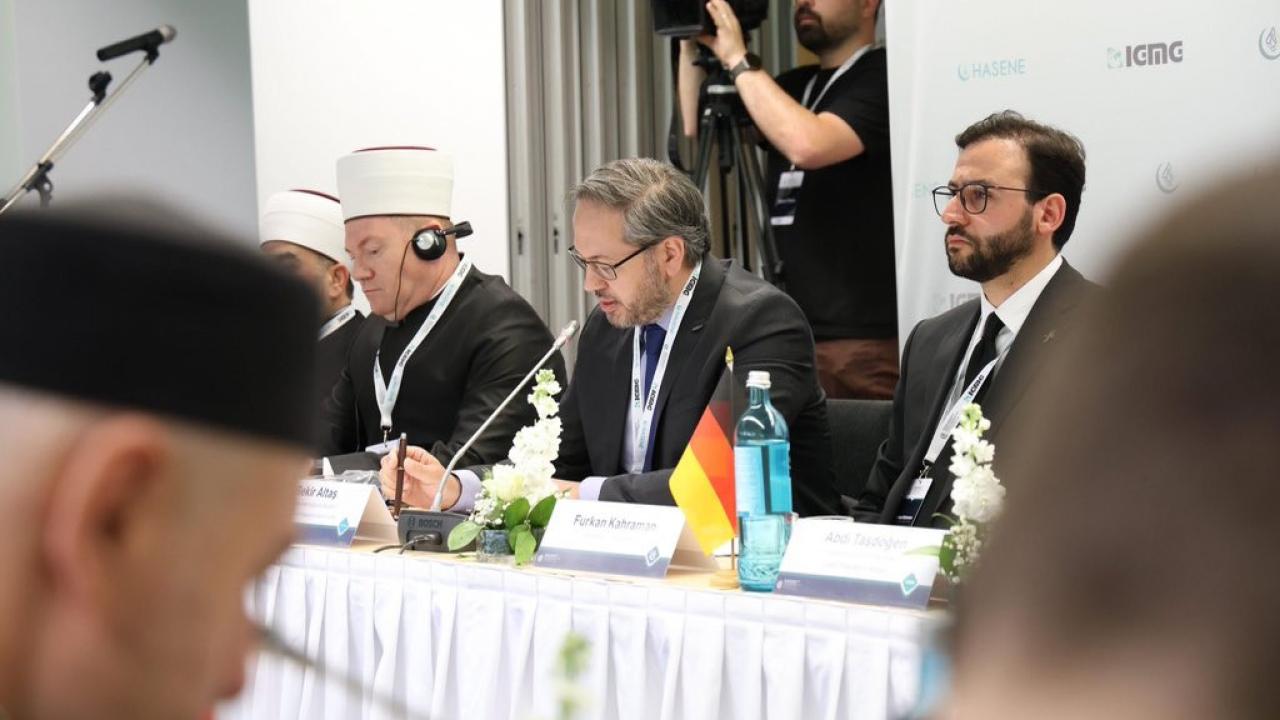 Köln'deki uluslararası konferans, 17 ülkenin Müslüman temsilcilerini ...