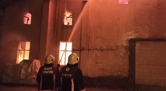 Elazığ haberleri 300 yıllık tarihi cami küle döndü - 27 Mart 2023